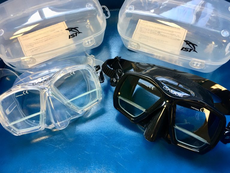 Gauge reading +1.75 lens mask in black & clear - Scuba School Ltd ...
